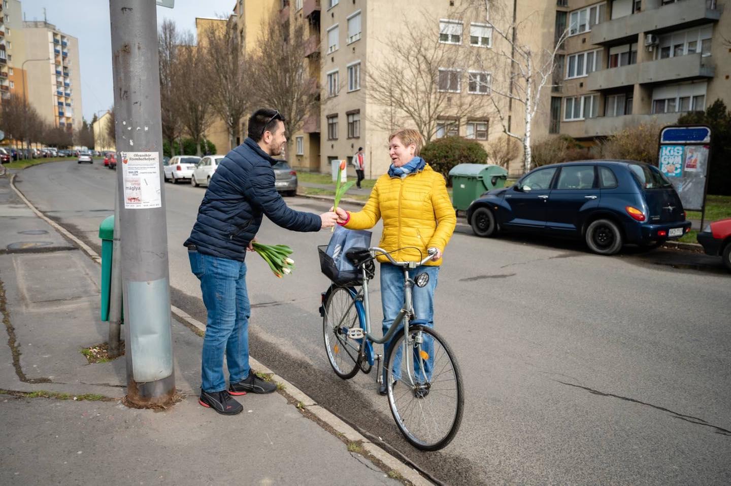 Boldog nőnapot! A városvezetés virággal lepte meg Szombathely hölgyeit