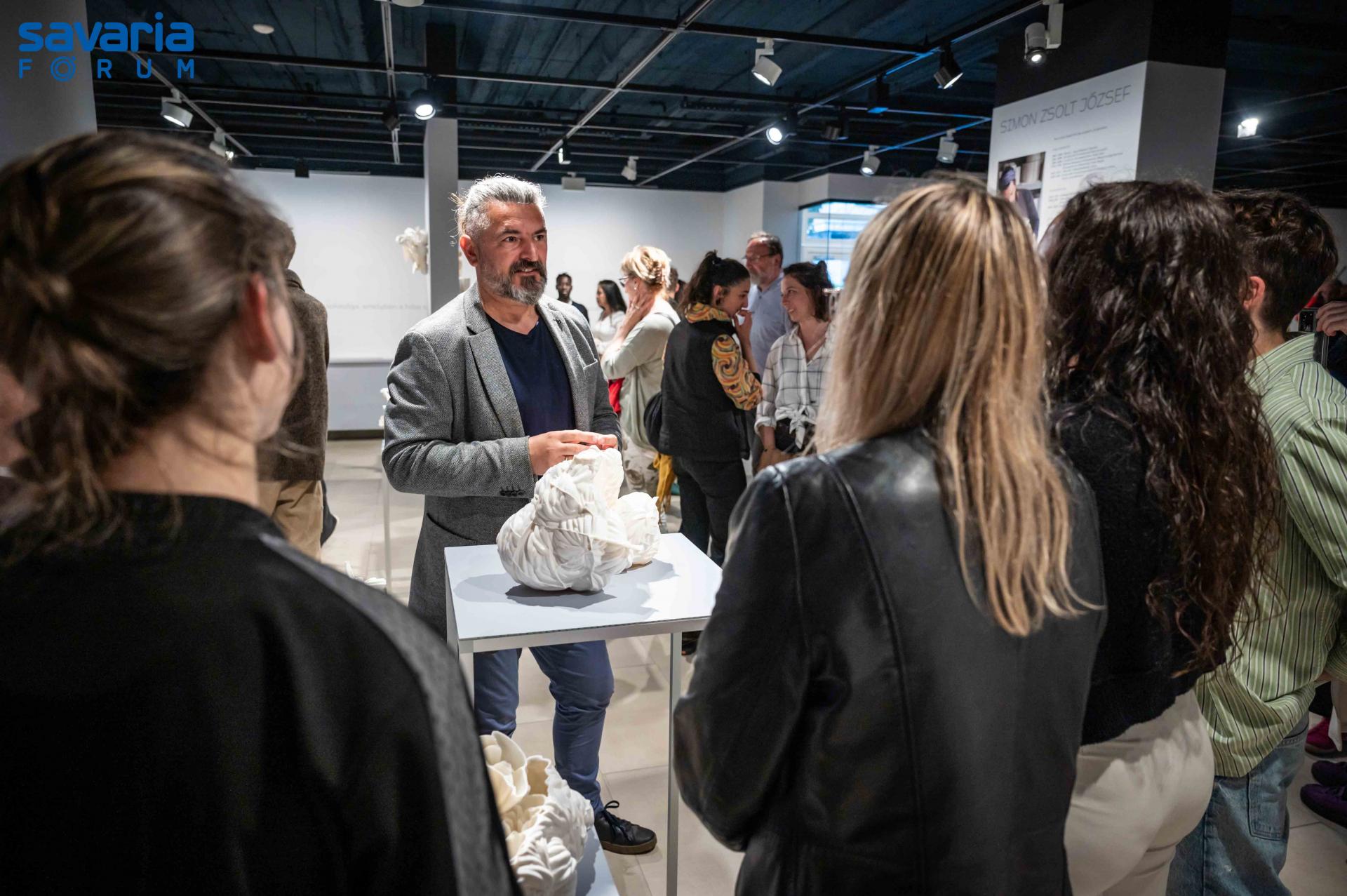 "Mércém a bátorság s a szépség" – Simon Zsolt József alkotásaiból nyílt ...