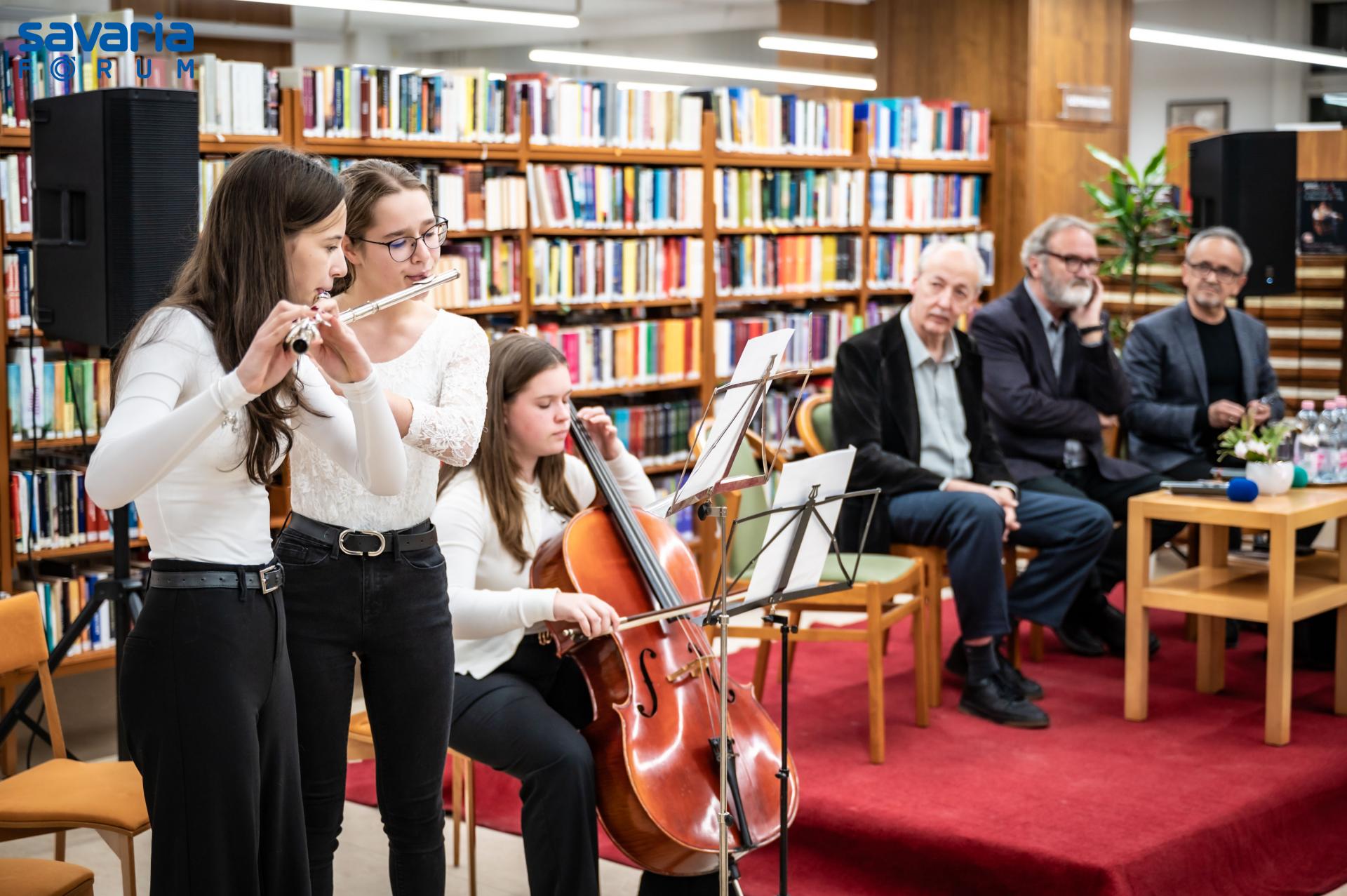 A versek szigorú építmények – Szauer Ágoston legújabb kötetét mutatták be a könyvtárban