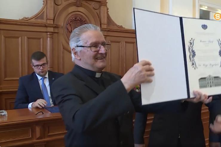 Brenner József atya kapta a Vas Megye Díszpolgára címet
