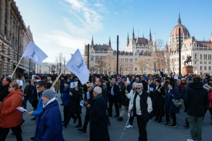 A véleménynyilvánítás és a gyülekezés joga mindenkit megillet - üzenték ...