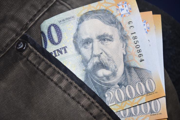 Ötéves csúcs közelében nyitotta a hetet a forint
