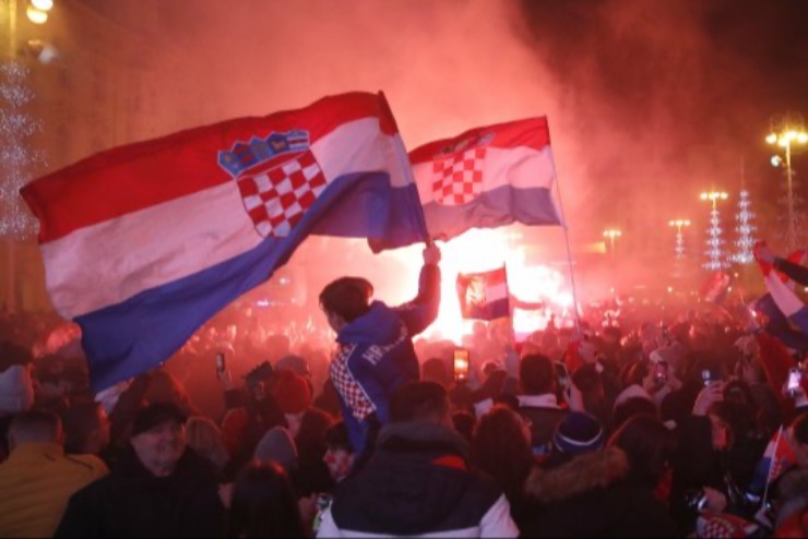 Látványos pirotechnika és hatalmas tömeg: hazatért a horvát válogatott ...