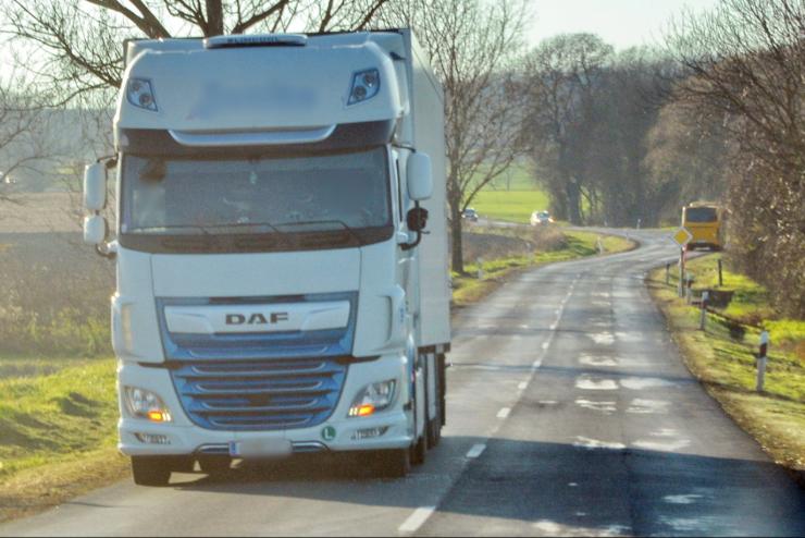 Kamion és távolsági busz ütközött érintőlegesen