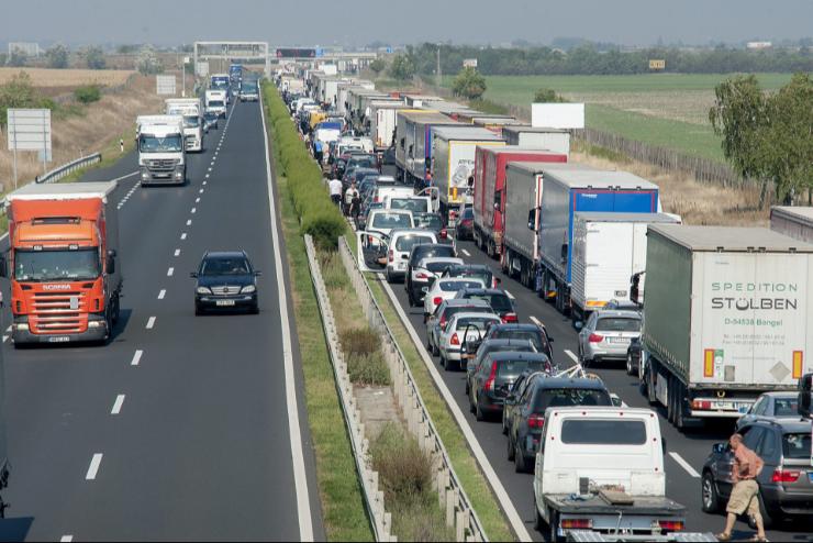 Lázár megígérte, elindul az M8-as autópálya építése