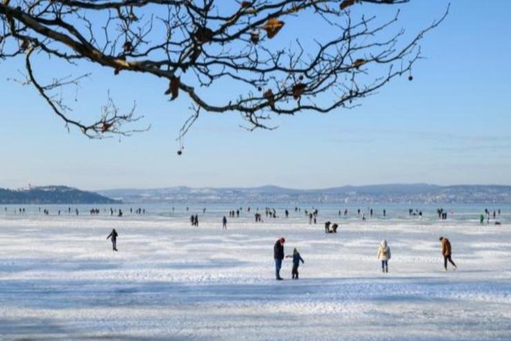 Beszakadt a Balaton jege egy fiatal alatt Alsóörsnél