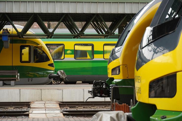 Lázár: jó hír a magyar vasút minden utasának, teljesen átveszi az ...