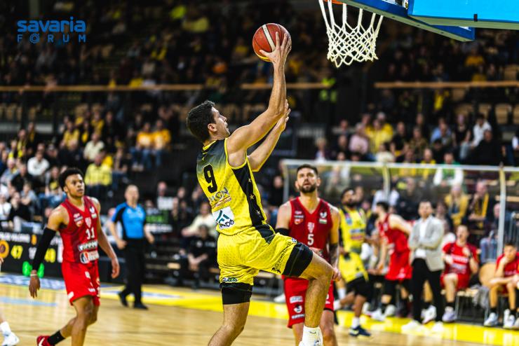 Bécsben rekedt a Falco a jégeső miatt