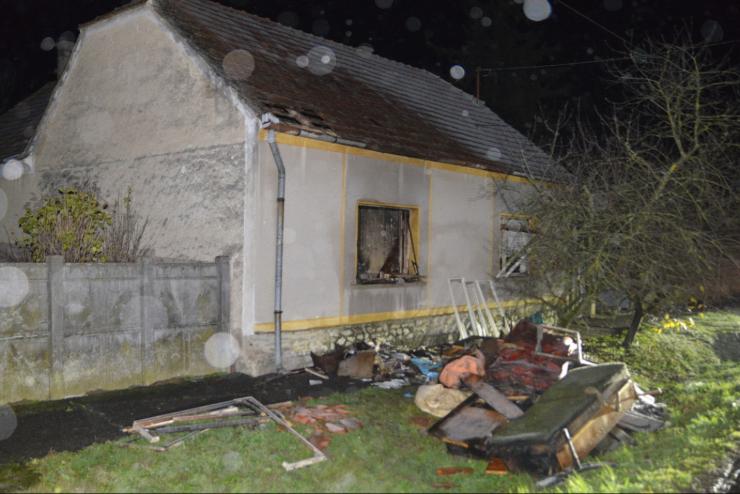 Lomokkal teli ház gyulladt ki Bőben