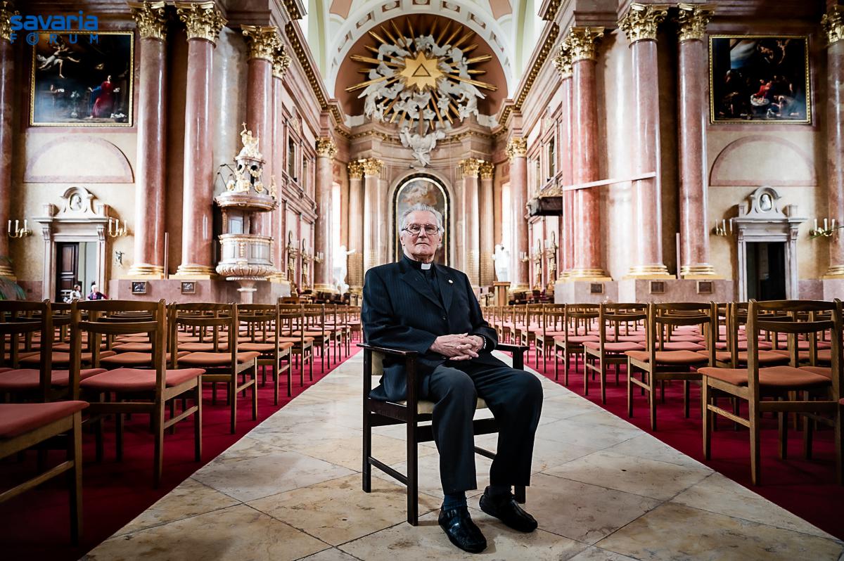 A 90 éves Brenner József atyát köszöntötte dr. Nemény András polgármester